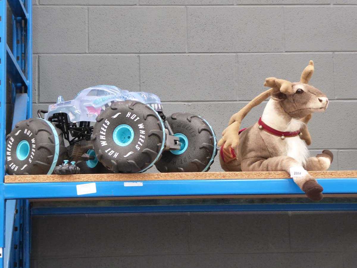 Lot 3304 - Reindeer and monster truck